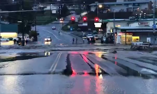 Flash floods in Pullman trap people along North Grand Avenue ...