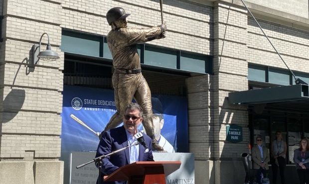 Seattle Mariners unveil Edgar Martinez statue outside T-Mobile Park