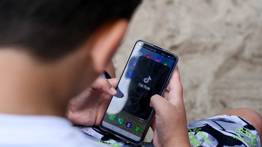 How NW states handle school cell phones
