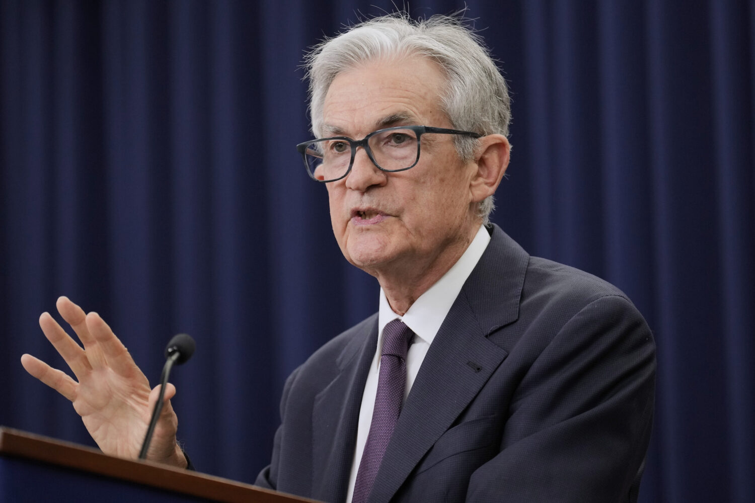 Powell says Fed can wait to reduce interest rates as Trump demands cuts ...