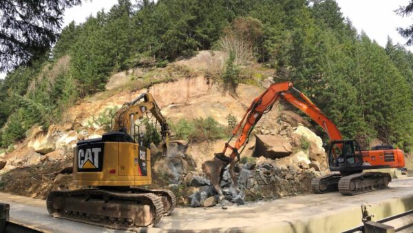 Emergency crews working around-the-clock to clear I-5 mudslide near ...